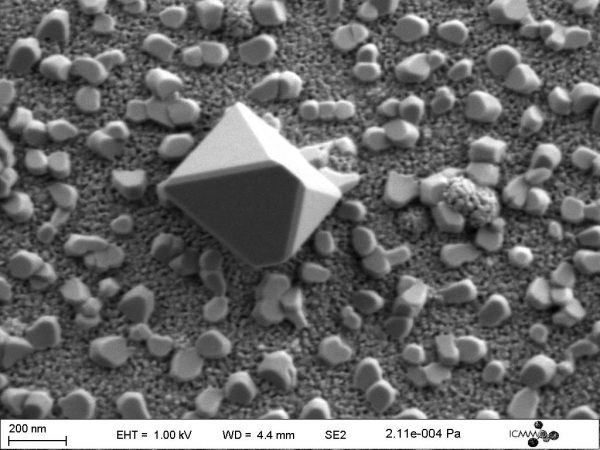 Images meb des surfaces d’un oxyde métallique | Groupe Français de la ...